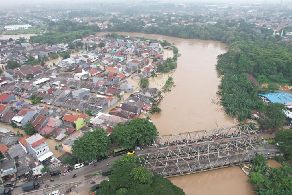 Bekasi Terendam: Mengungkap Berbagai Penyebab Banjir yang Berkelanjutan | Kabar Siar